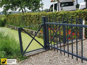 Dubbele draaipoort met doorgestoken spijlen - Hekwerk Soest B.V.