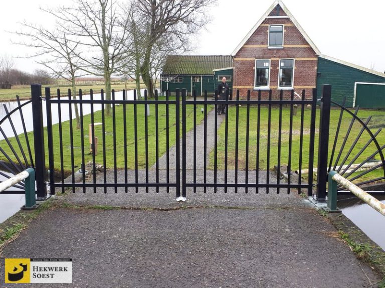 Dubbele draaipoort met doorgestoken spijlen - Hekwerk Soest B.V.